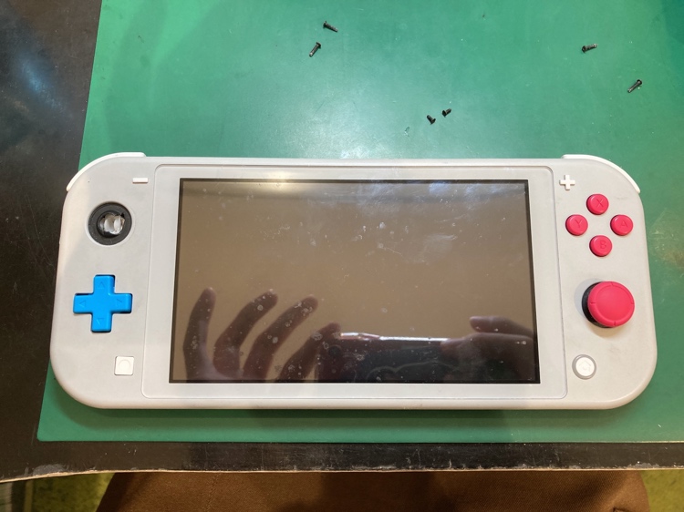 【Joy-Conスティック交換】SwitchLite(スイッチライト)の故障・不具合は、JR戸塚駅から徒歩2分、戸塚モディ2Fの「ゲーム修理工房 戸塚モディ店（iPhone修理工房内）」へ ...