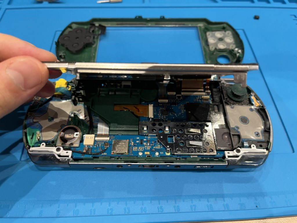 PSP-3000のUMDドライブ交換を行いました！【ゲーム修理工房 熊本ゆめタウン光の森店】 | ゲーム修理工房